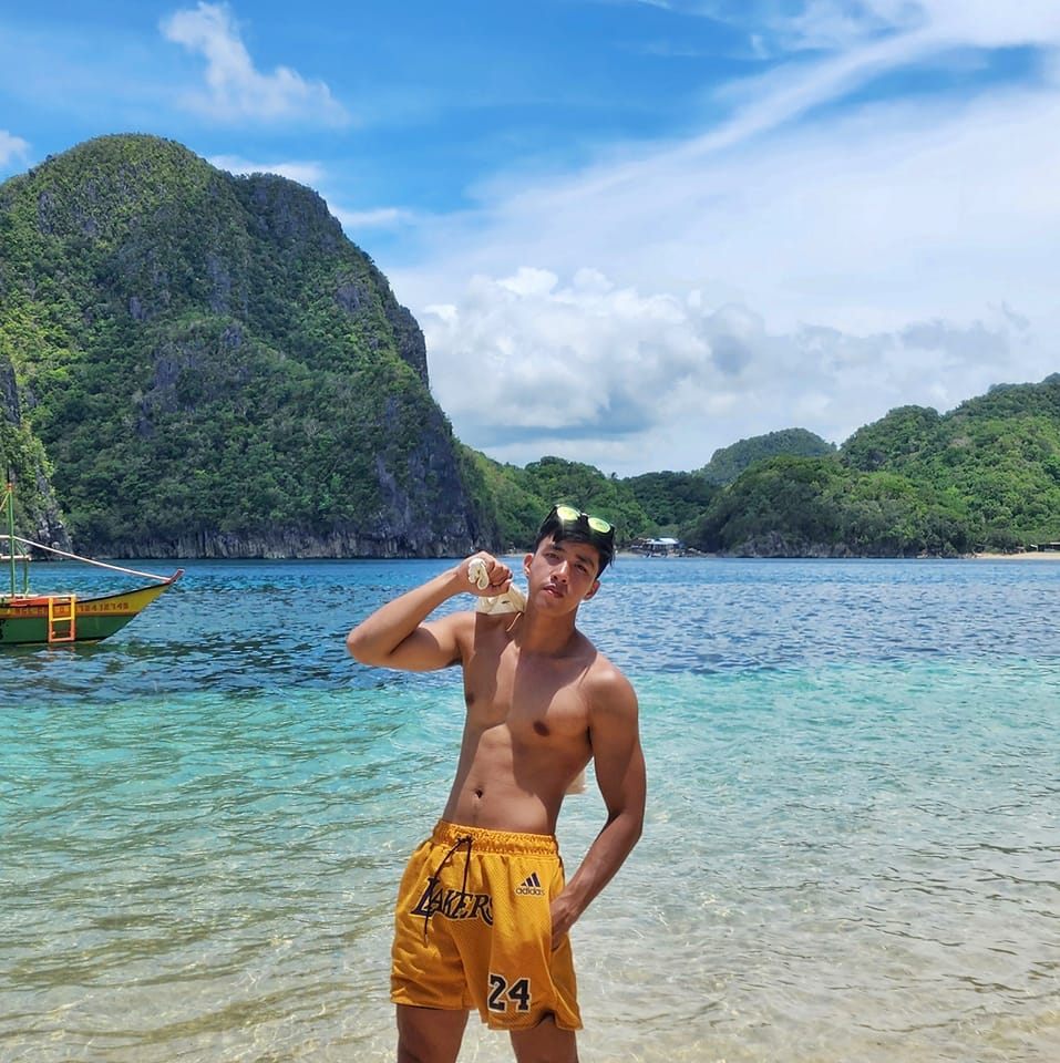 What are the key components of a frequency distribution table? | QuantalphaAlgorithms